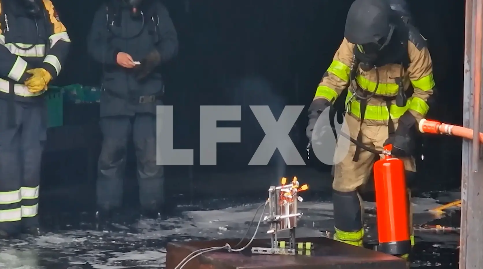 Demonstration of a 9L lithium fire extinguisher putting out a fire ...